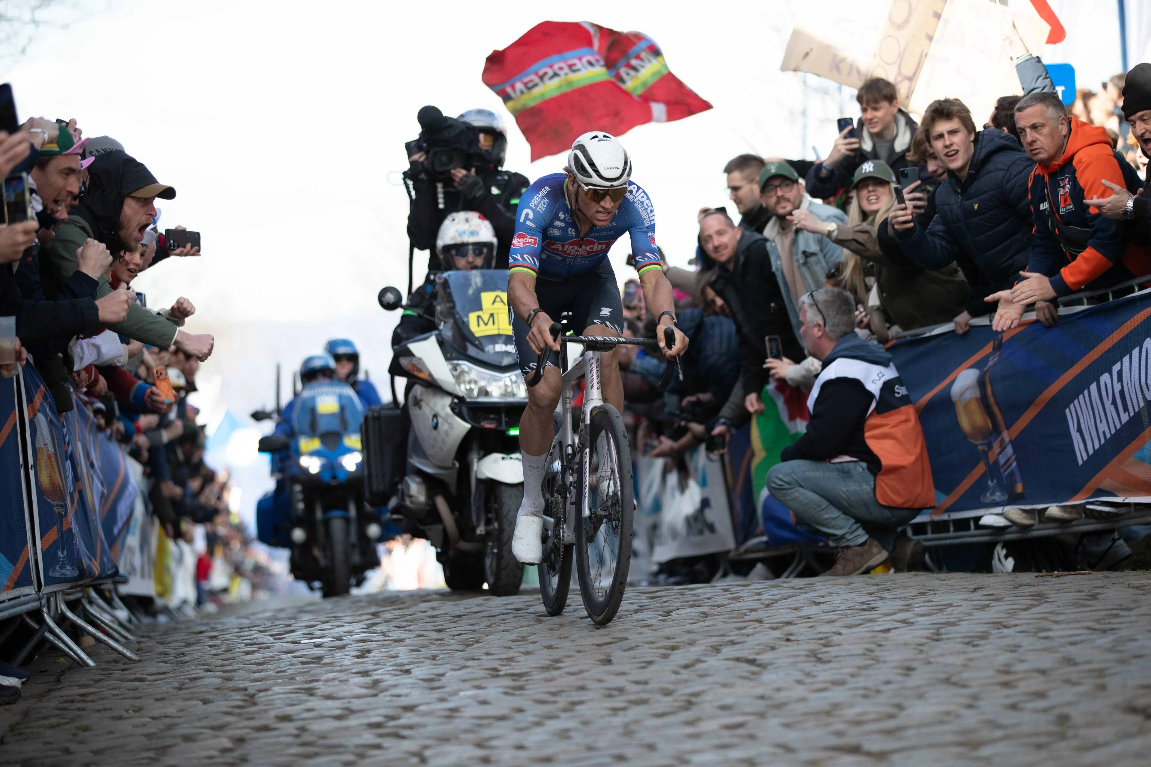 🎥 Mathieu van der Poel moest stuurmanskunsten bovenhalen om vallende ...
