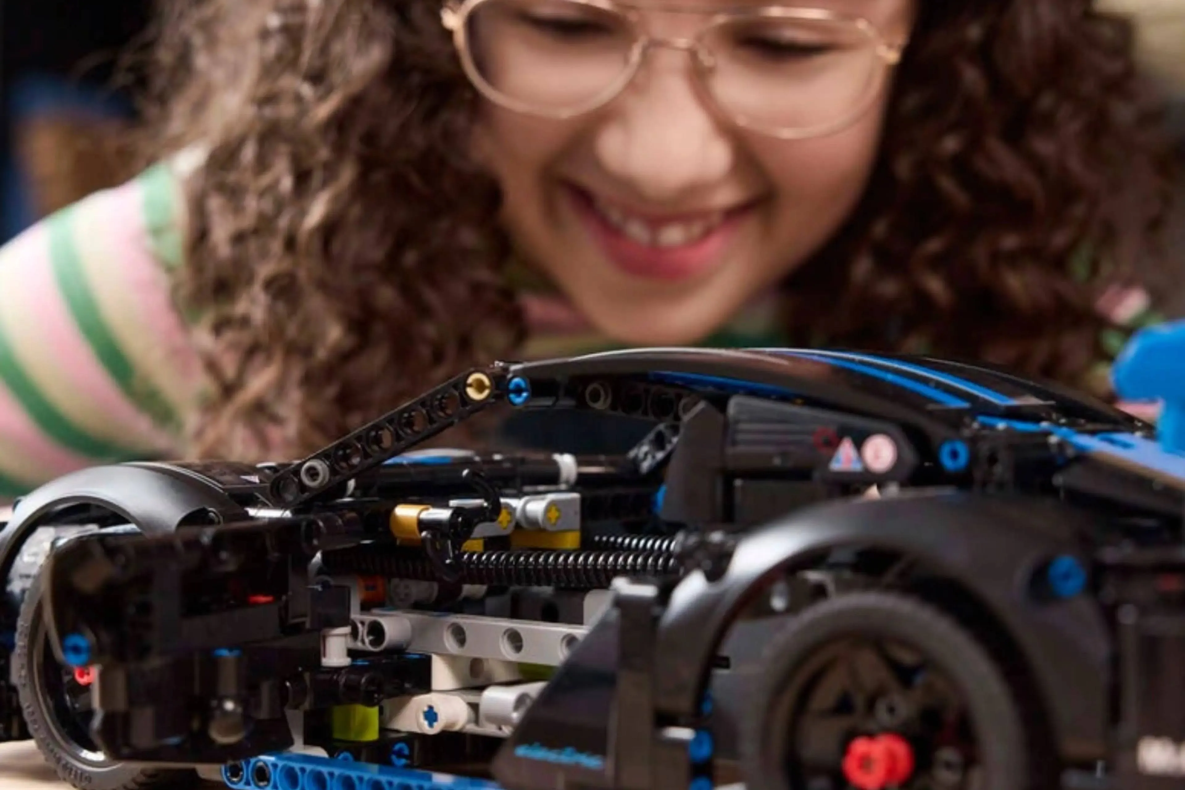 Nieuwe F1 LEGO auto met roze en gele kleuren uit de doeken gedaan