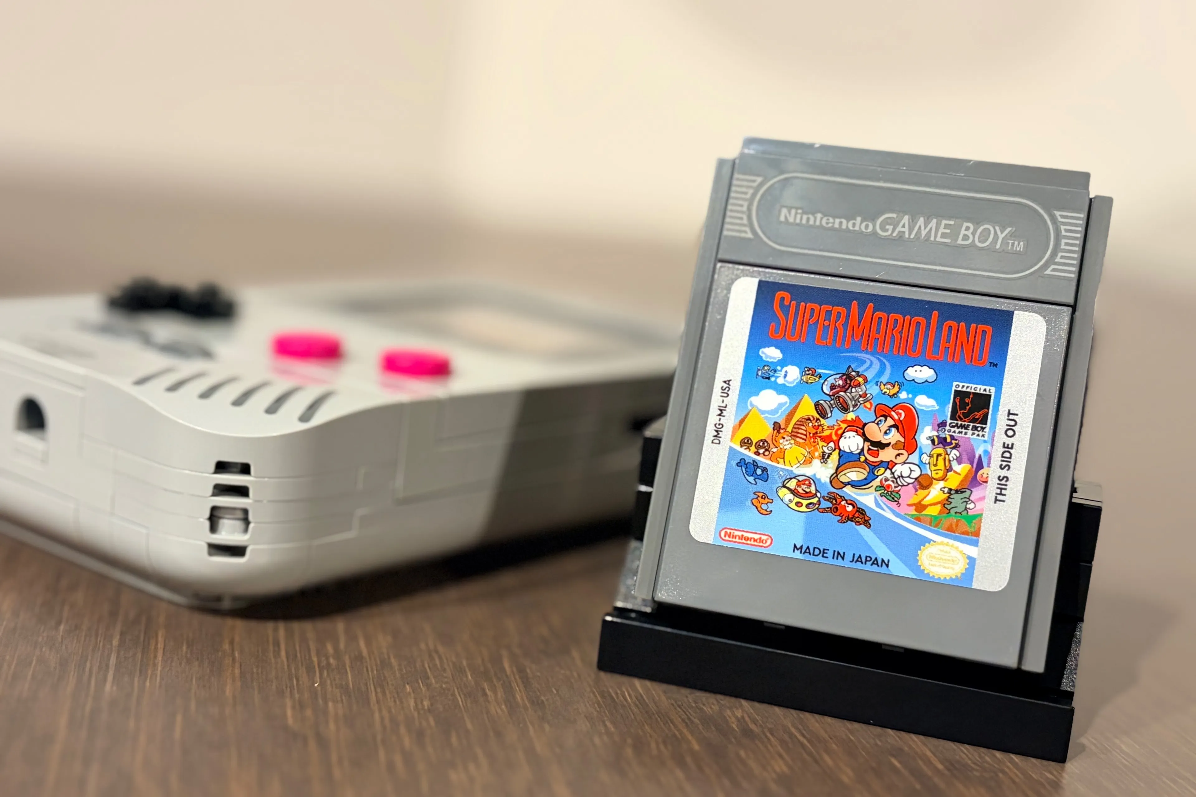 Nieuwe F1 LEGO auto met roze en gele kleuren uit de doeken gedaan