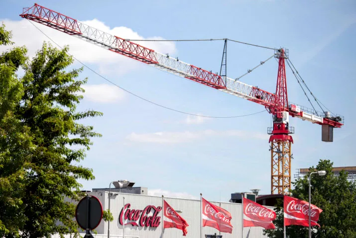 Grootste kraan van Nederland bij Coca-Cola fabriek