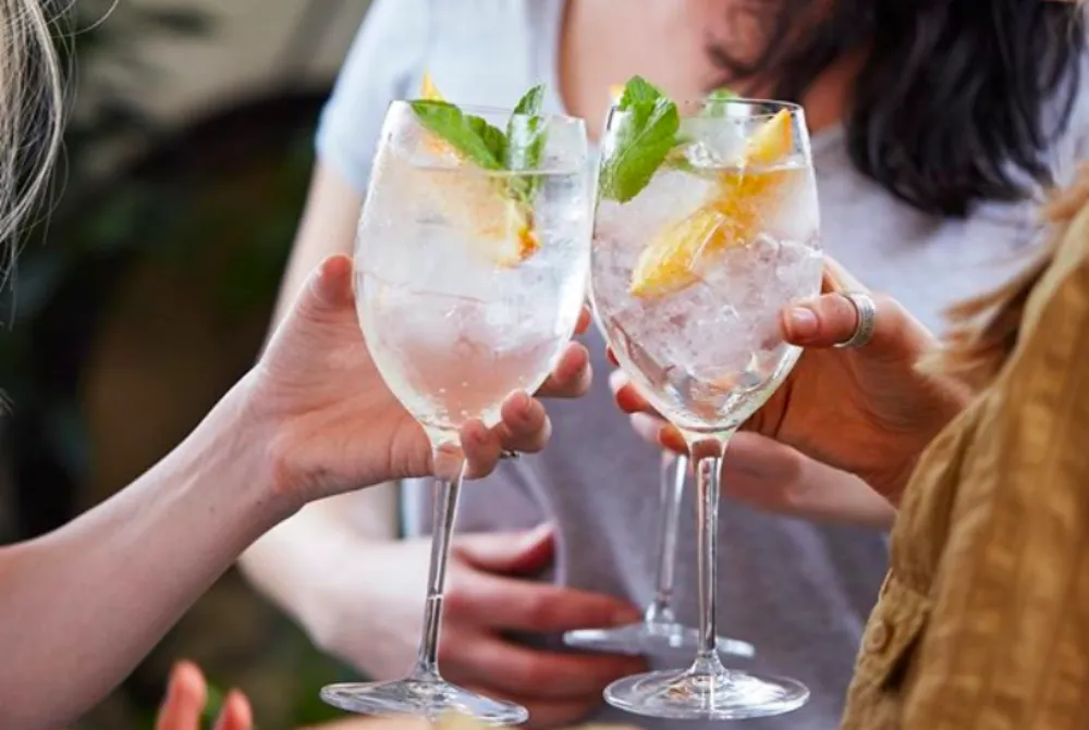 Vergeet de gin tonic, dit is wat je van de zomer gaat drinken