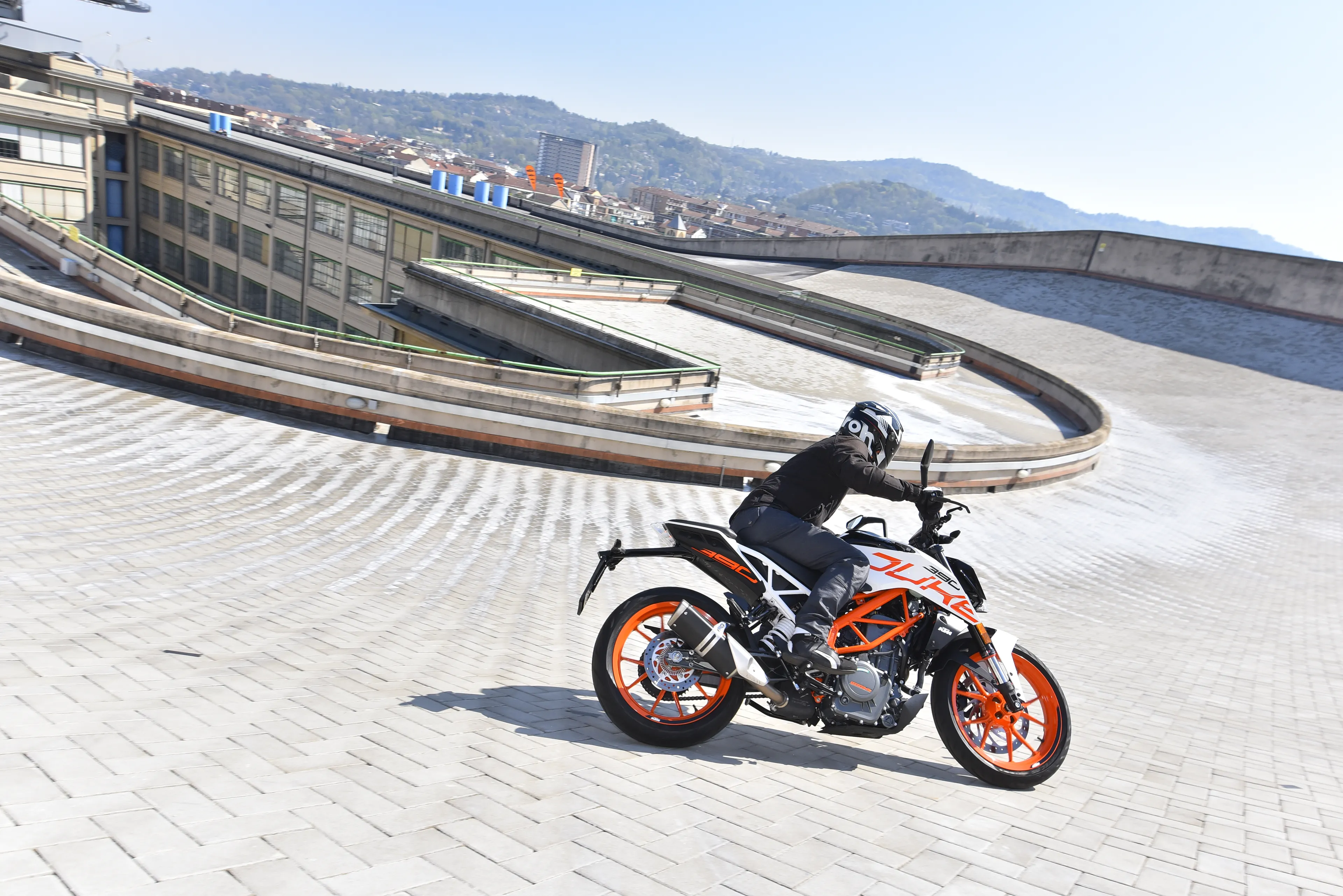 We gingen in Turijn op pad met de brute KTM 125 en 390 Duke