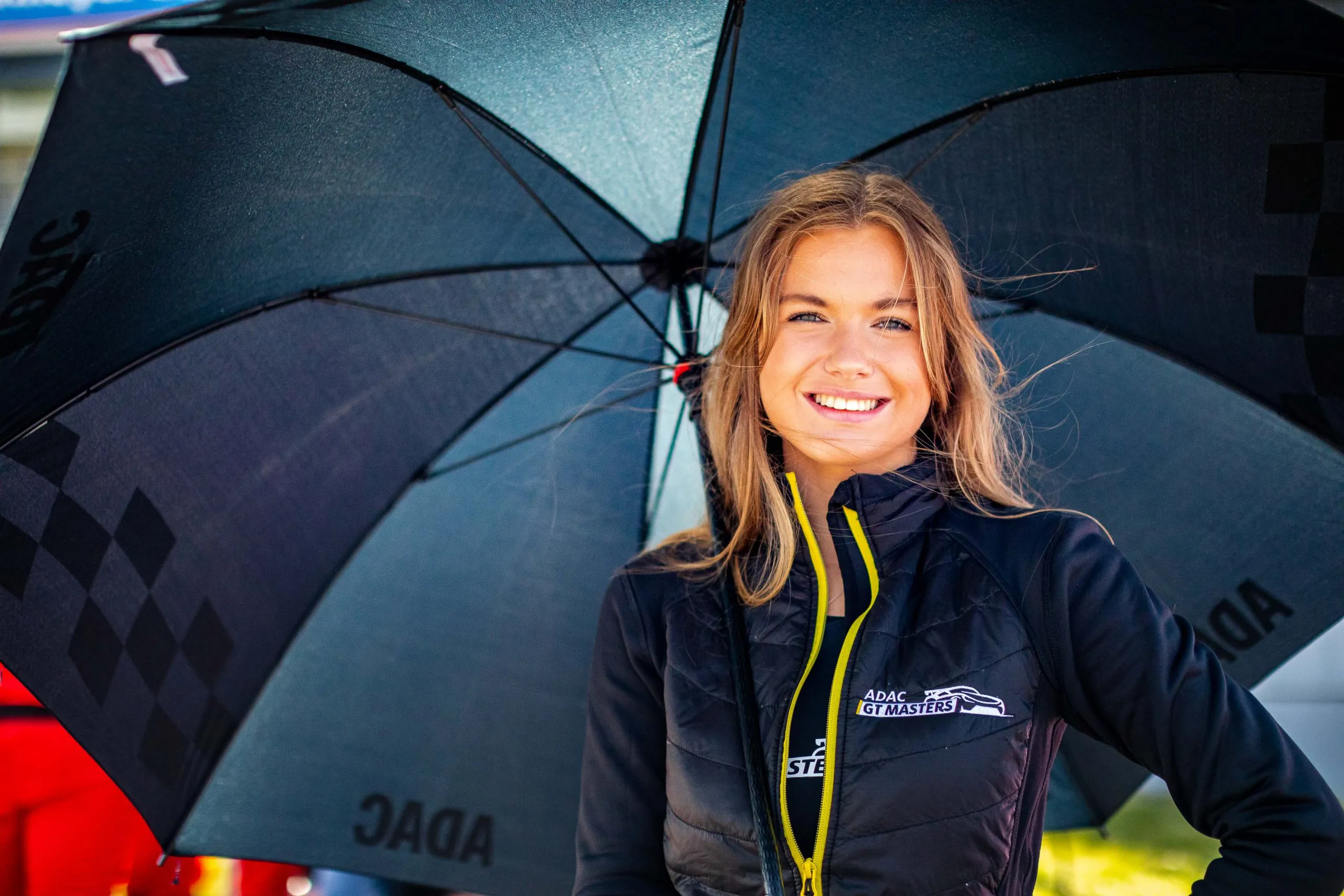De mooiste Grid Girls van de ADAC GT Masters (en we geven tickets weg)