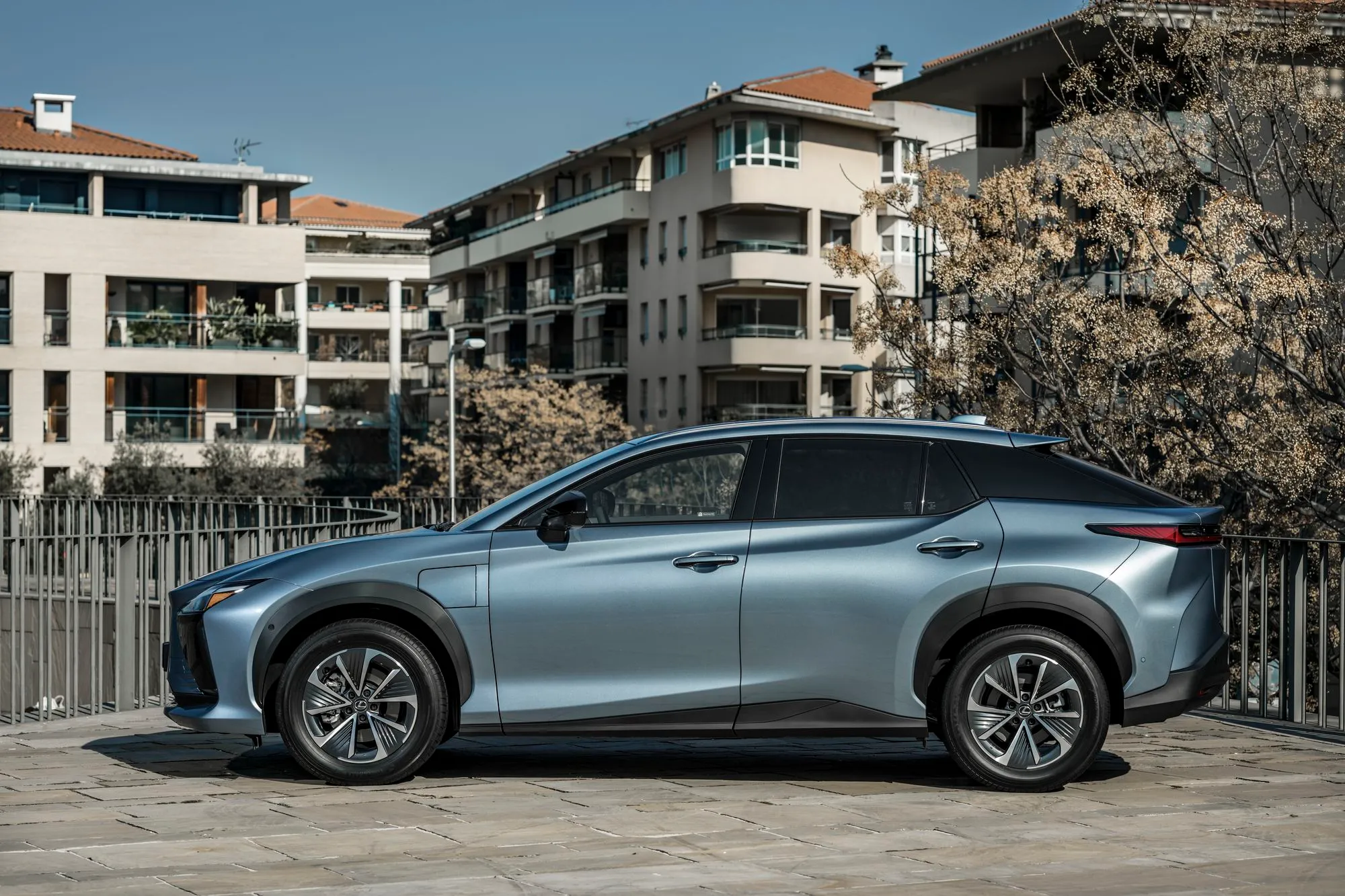 Lexus komt hard met de snufjesrijke en innovatieve Lexus RZ 450e