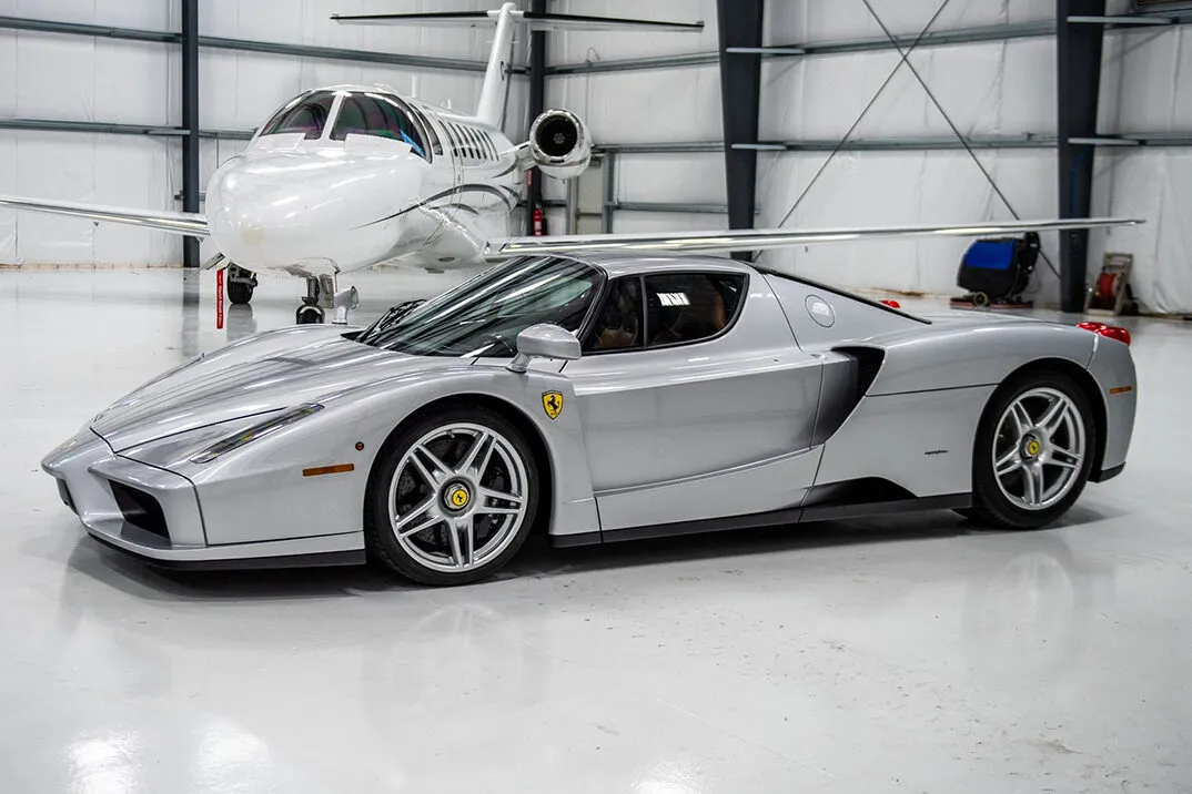 Deze extreem zeldzame Ferrari Enzo uit Japan wordt geveild