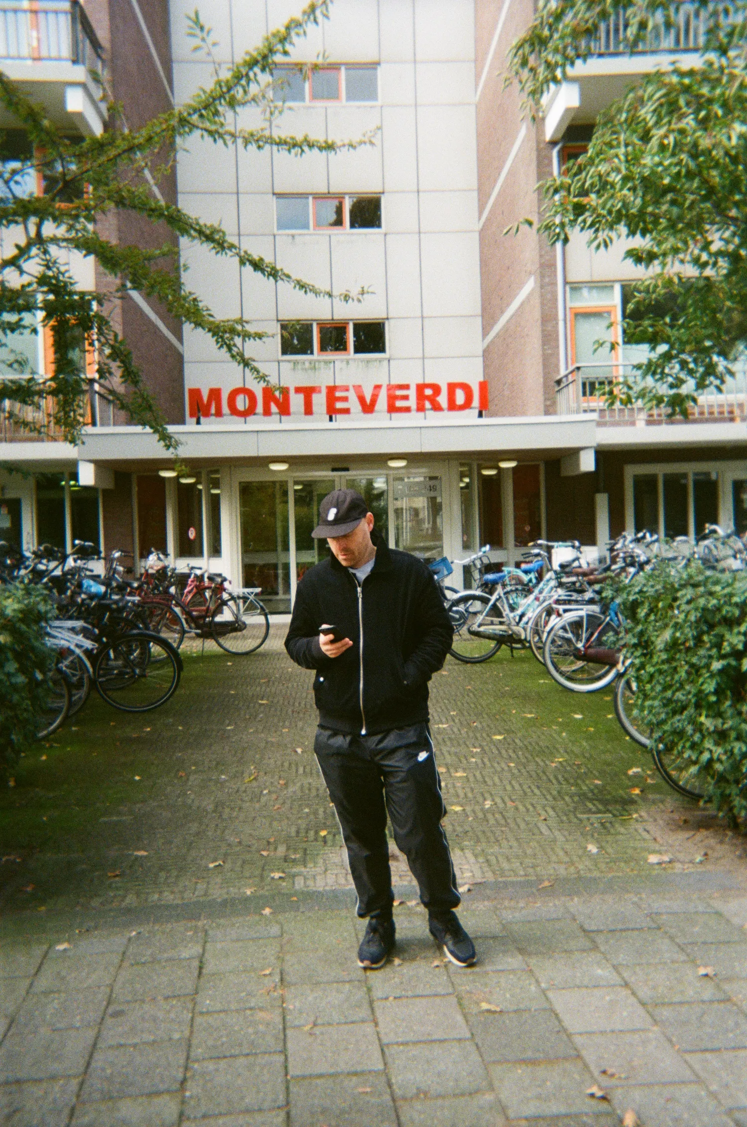 Q&A met hiphop legend Sticks over het vaderschap, de dood en Polestar