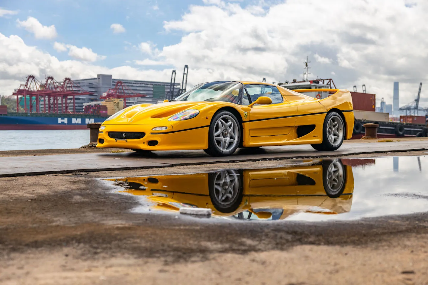 Revv your engines, de zeldzame Ferrari F50 1997 in oogverblindend geel