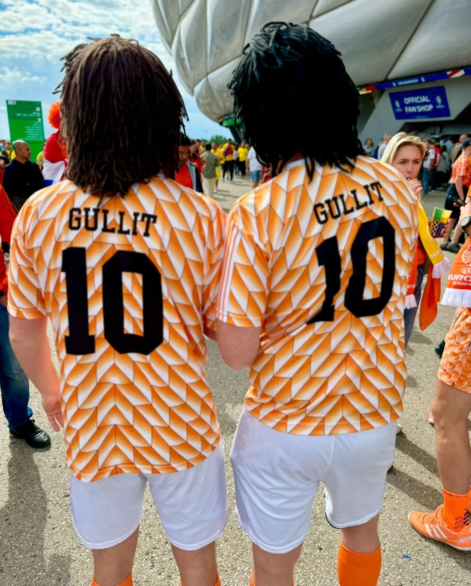 Verklede Ruud Gullit-fans maken comeback: trekken zich niks aan van ...