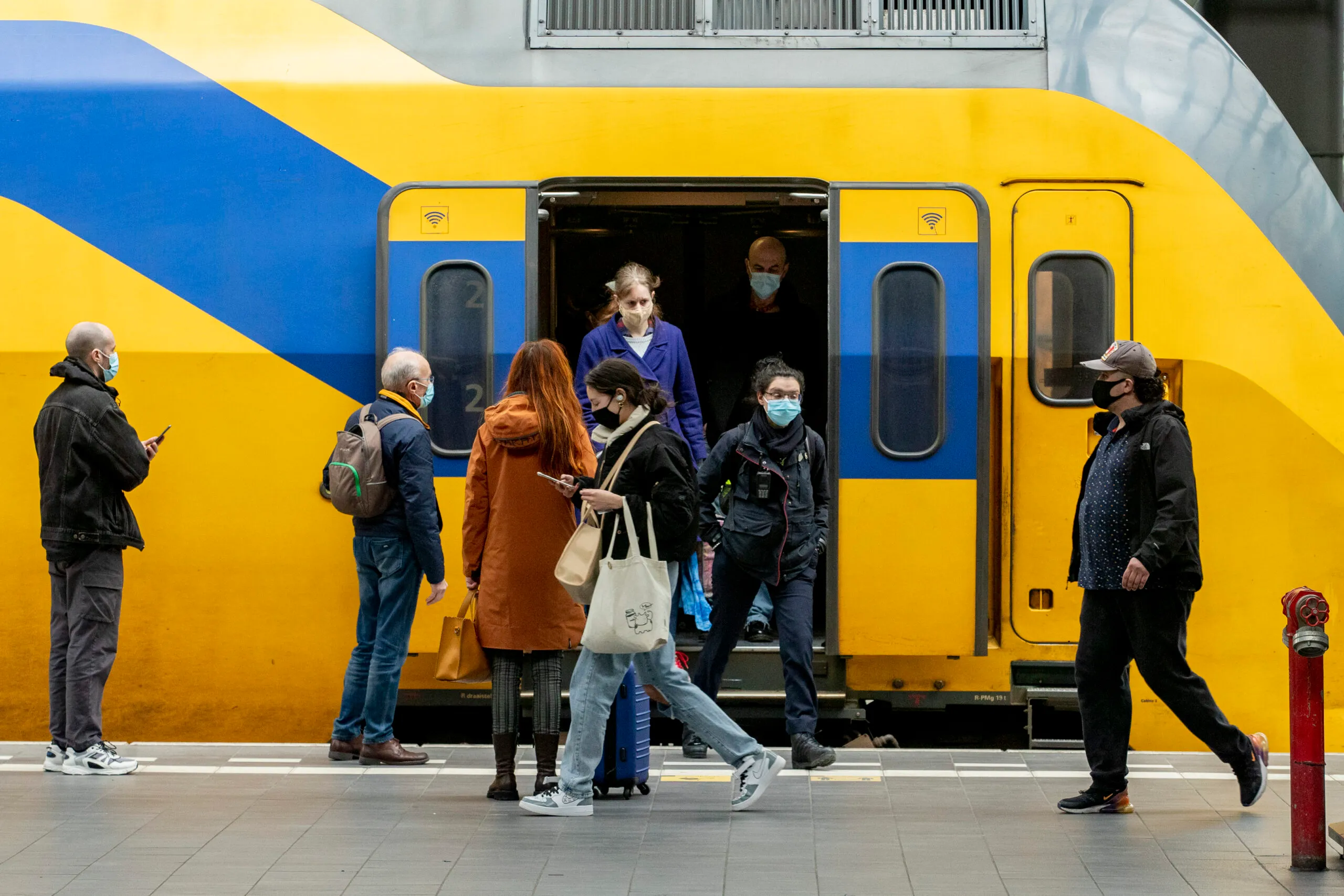 NS-medewerkers arresteren verdachte hardhandig: "Je zoon is een ...