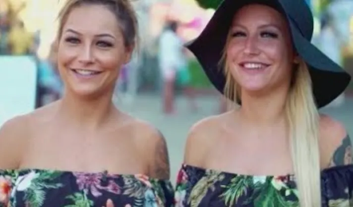 Terror Twins Esmee en Sharon onherkenbaar op foto's zonder botox en fillers!