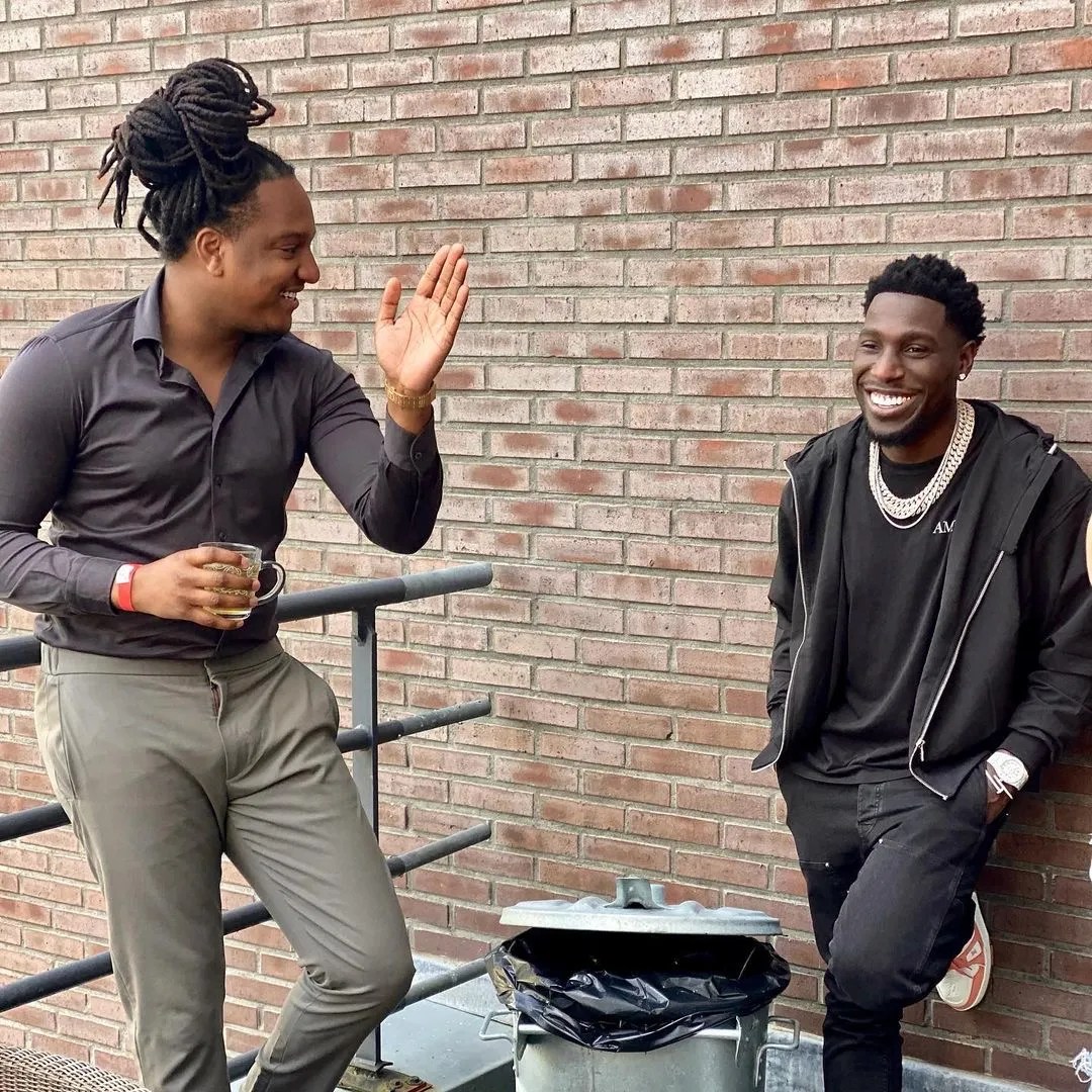 Frenna en Jonna Fraser hebben een crazy cadeau voor hun grootste fan