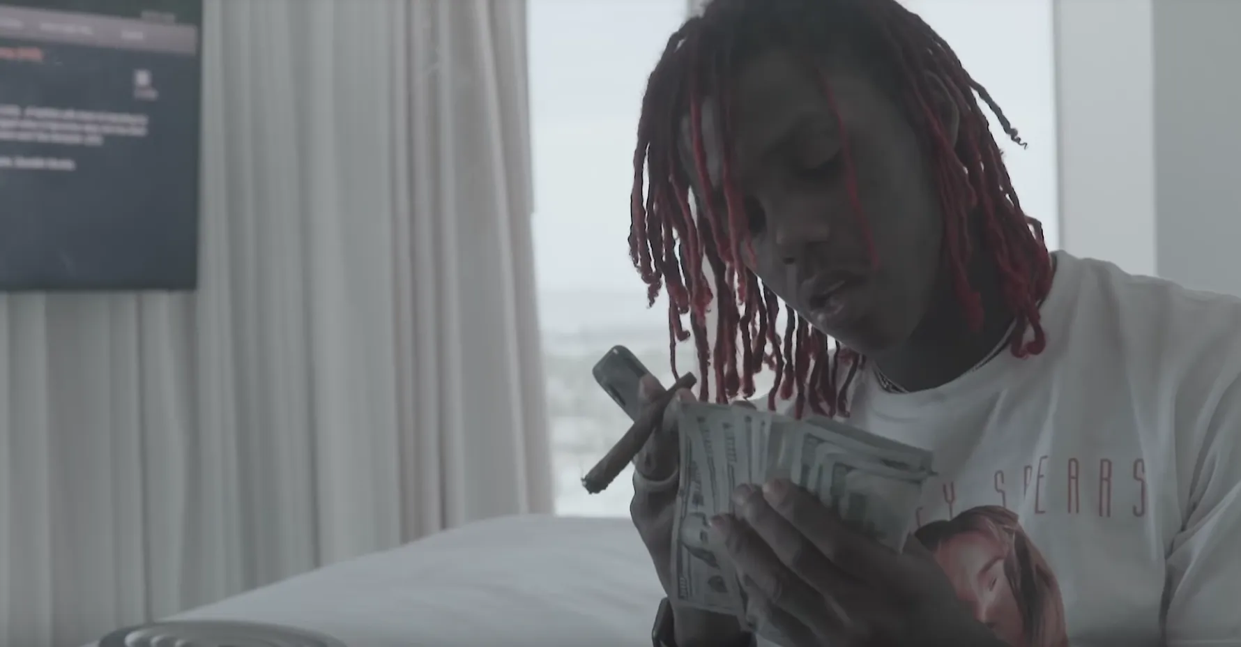 Fan probeert vliegtuig te stelen om Famous Dex concert bij te wonen