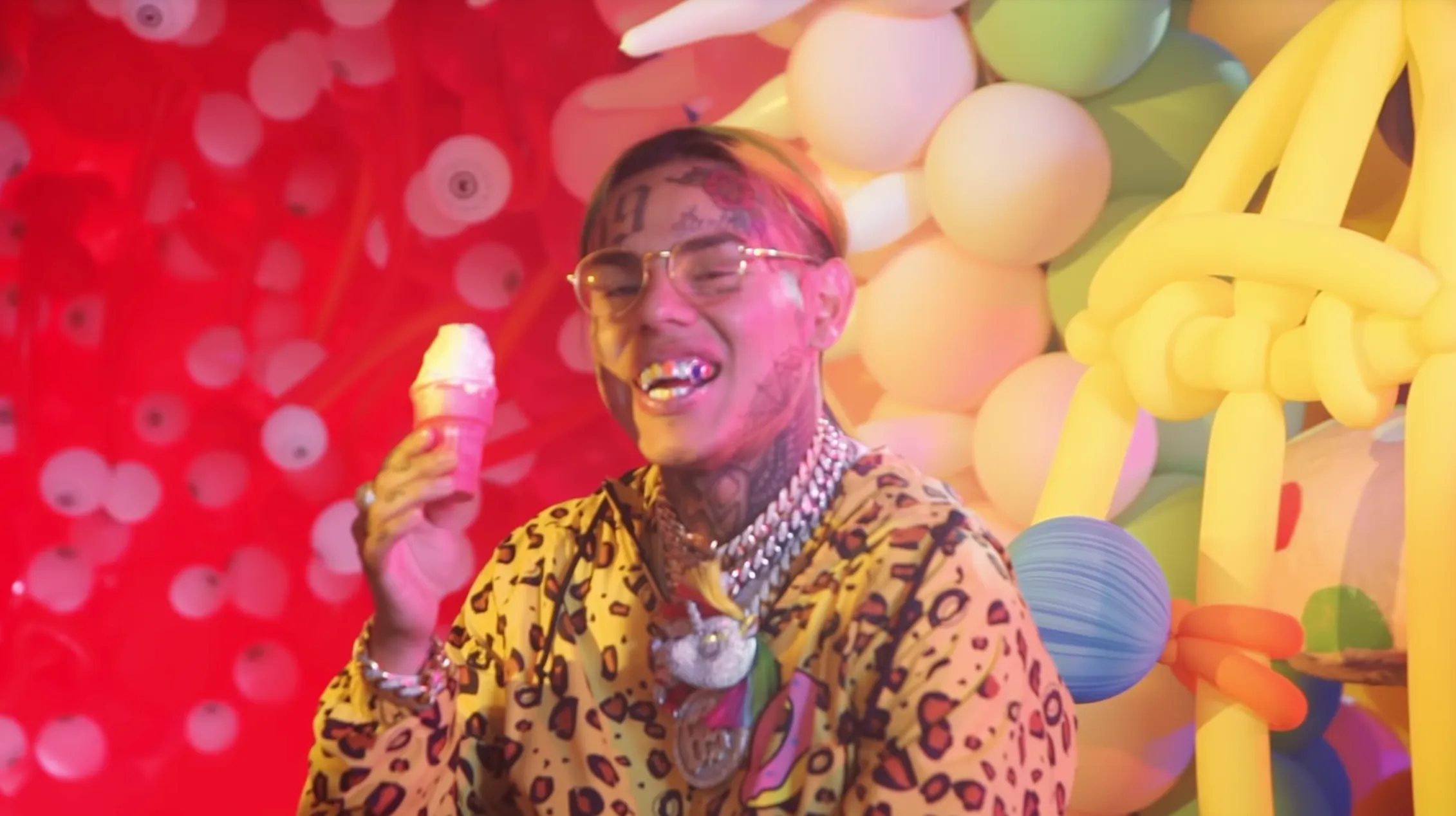 6ix9ine gaat een deel van zijn FEFE opbrengsten doneren