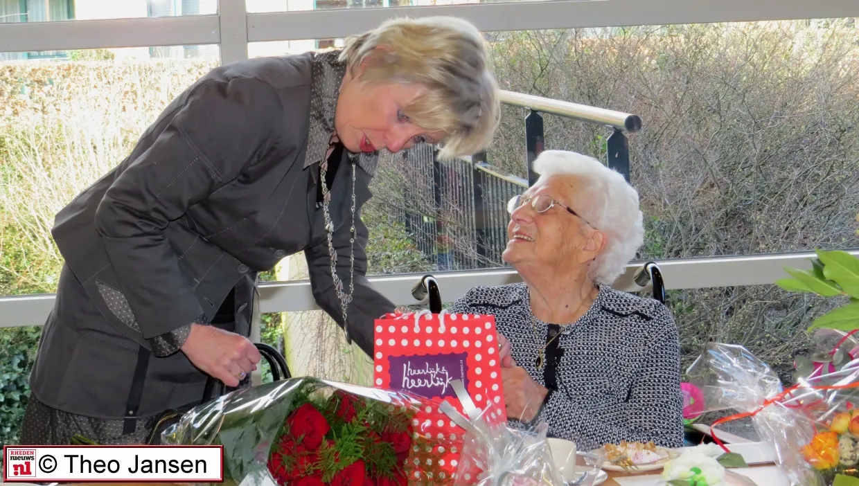 Oudste inwoonster van Rheden ontvangt rozen en bonbons