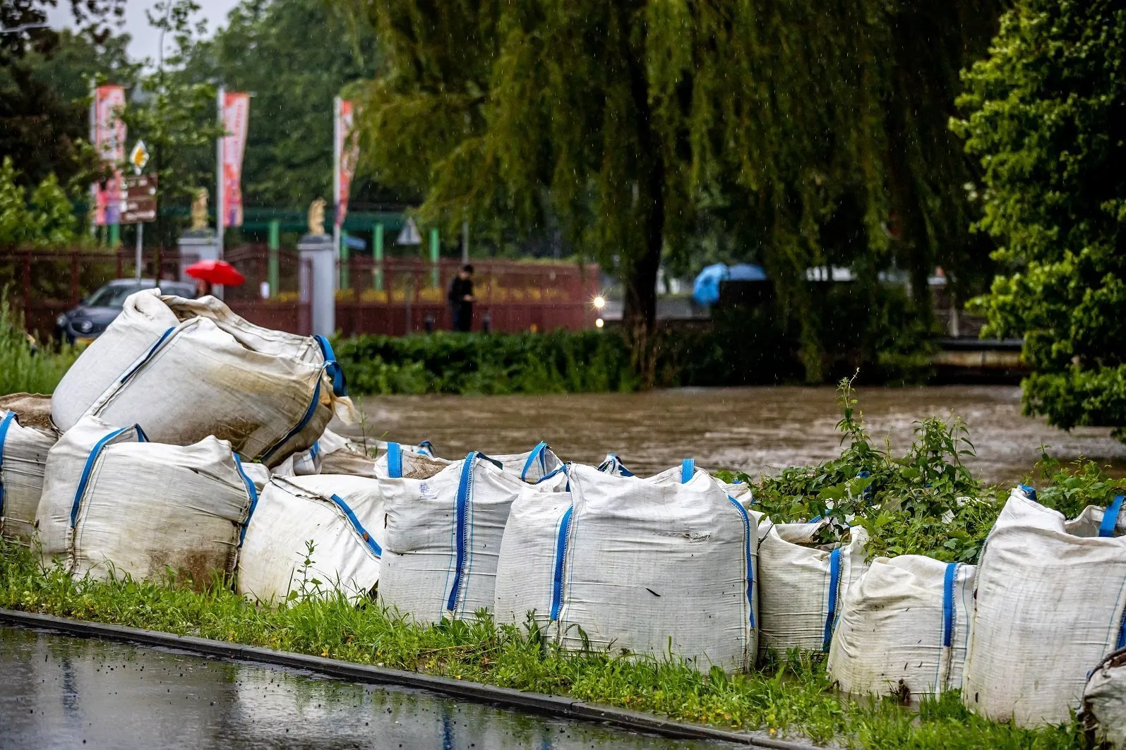Beelden van overstromingen, mensen vast op daken, dreigend ...