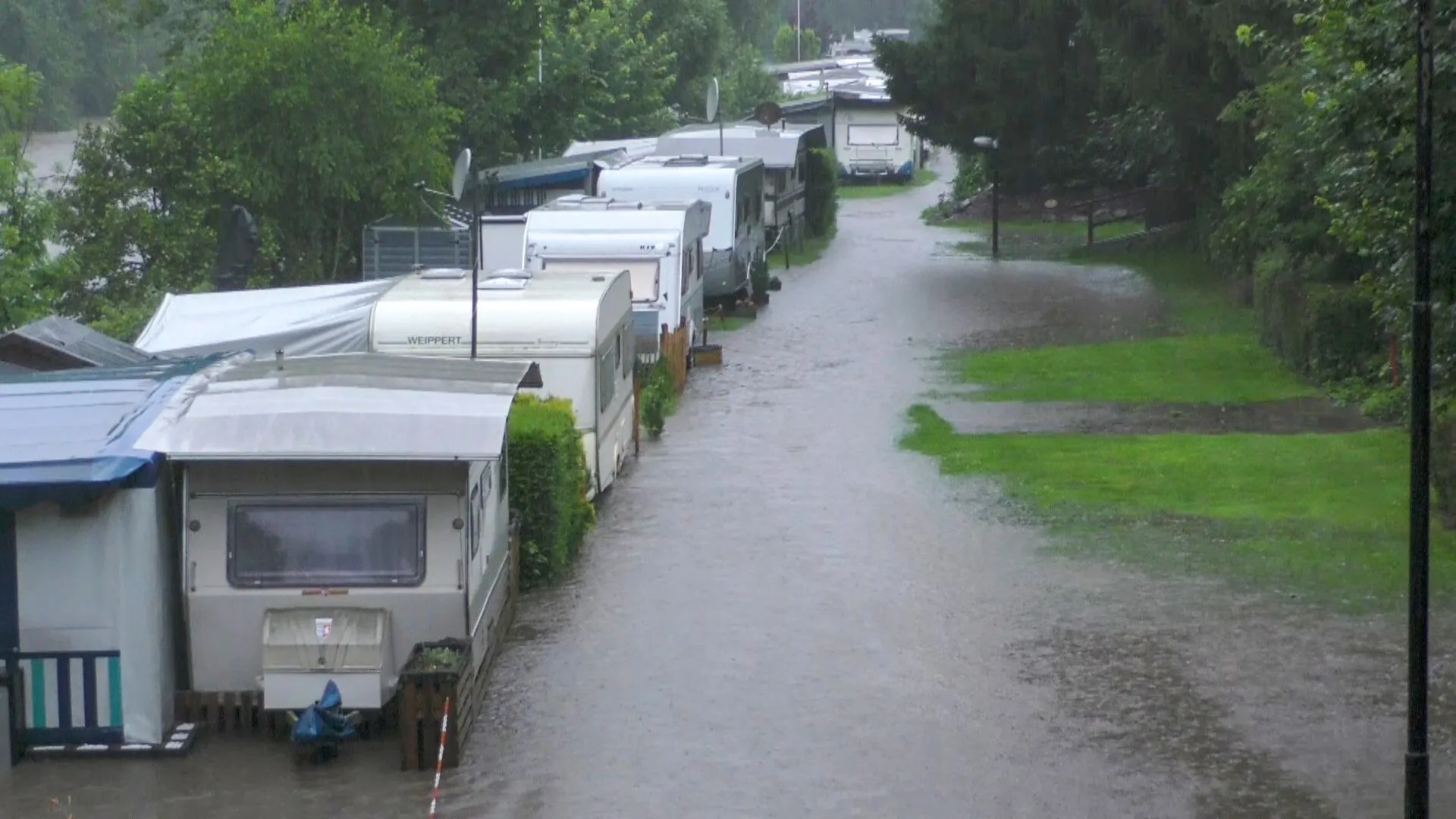 Beelden van overstromingen, mensen vast op daken, dreigend ...