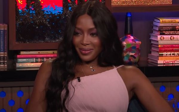 Naomi Campbell (53) gooit wat kleren uit en dat zorgt voor flink wat ...