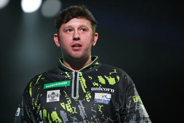 Gary Anderson motors on return from darting break, averages 109 in ...