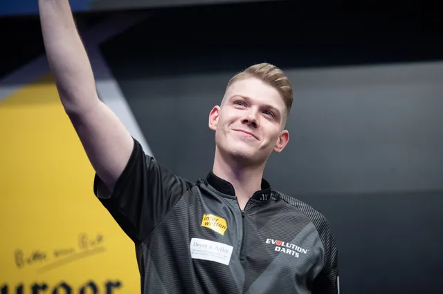 Vincent van der Voort zeigt sich bei der German Darts Championship ...