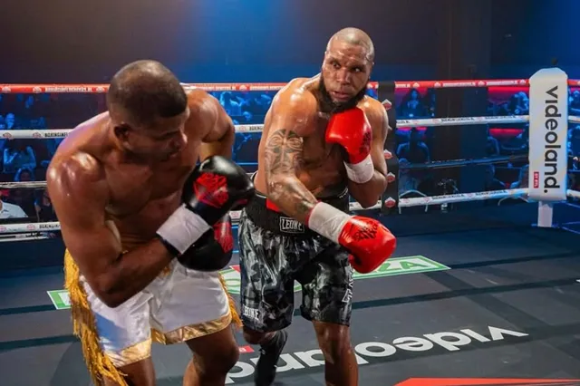 Melvin Manhoef slaat Dave Roelvink snoeihard tegen de grond