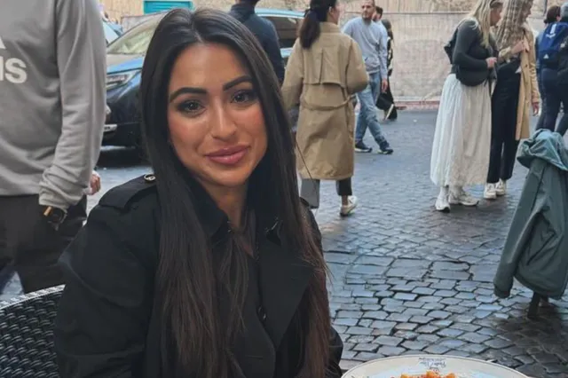 Vapende Lale Gül trekt veel bekijks in doorschijnend topje tijdens ...