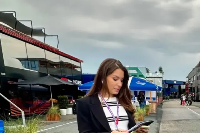 Zeldzaam: Amber Brantsen neemt eigen moeder mee op rode loper en blijkt ...