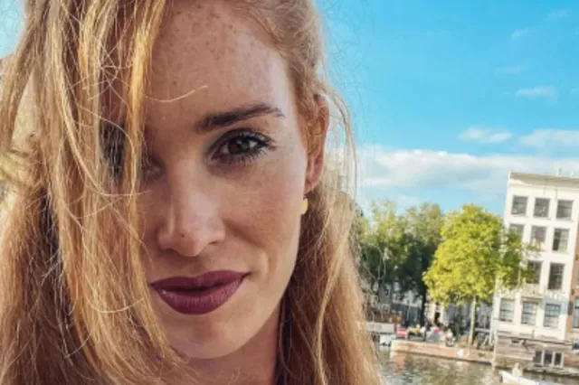 Schaatsster Antoinette de Jong zet haar wapenfeiten flink onder druk in strak broekje (video)