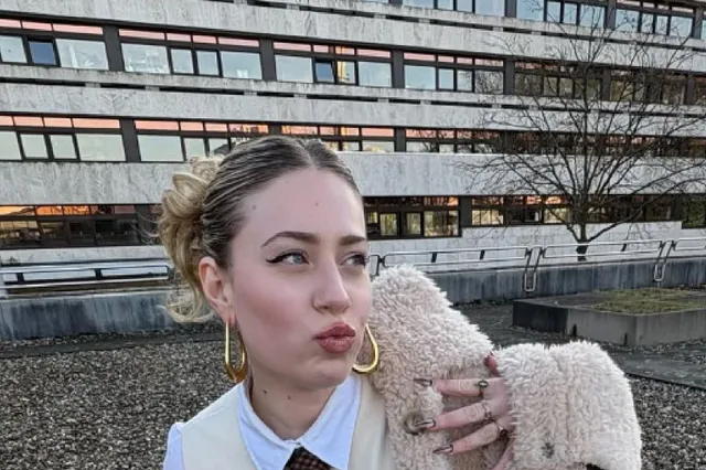 Strak aangeklede Lisa Vol (OGENE) geeft showtje weg in privé-skilift (video)