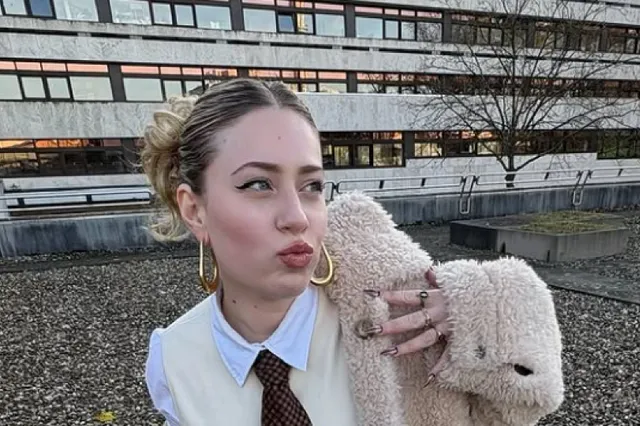 Strak aangeklede Lisa Vol (OGENE) geeft showtje weg in privé-skilift (video)