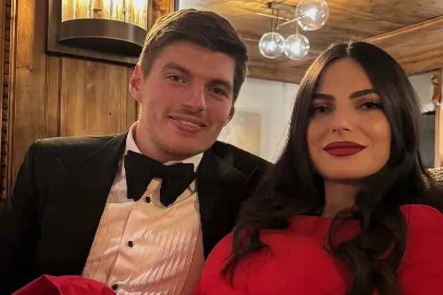 Max Verstappen legt zijn hand op de flinke bobbel van zijn vriendin ...