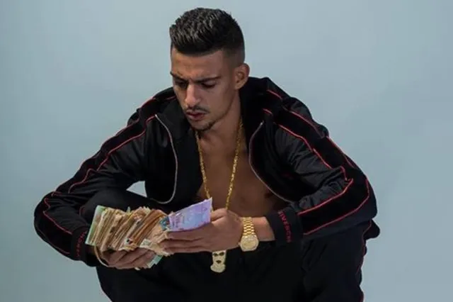 Boef maakt 10-jarige Sarah blij door voor duizend euro aan ...