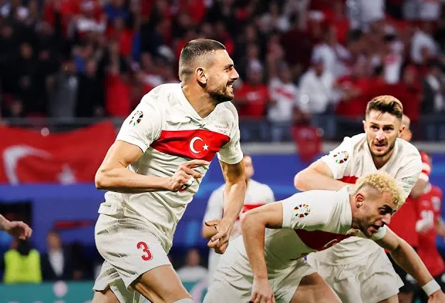 Turkse sterkhouder twee duels geschorst om 'wolvengroet' en mist ...