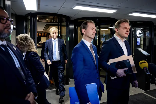 Morgen moet de formatie klaar zijn. Is dat ook zo? En wordt het dan ...