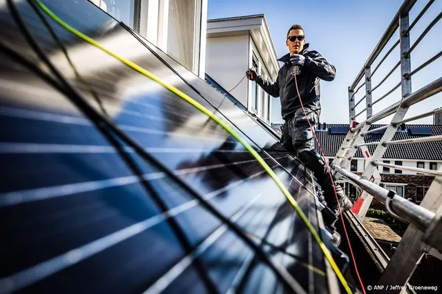Amsterdammer trekt internationale aandacht met schutting van zonnepanelen