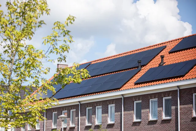 Amsterdammer trekt internationale aandacht met schutting van zonnepanelen
