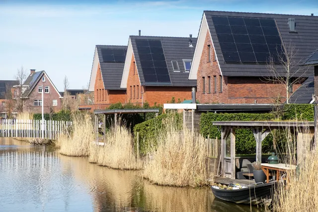 Amsterdammer trekt internationale aandacht met schutting van zonnepanelen