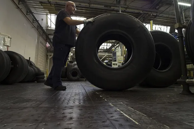 Waarom zit er vaak een rode of gele stip op autobanden?