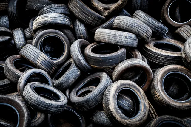 Waarom zit er vaak een rode of gele stip op autobanden?