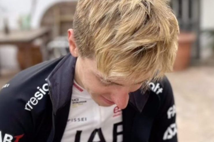 Tadej Pogacar shows off bleach blonde look for 2024 | CyclingUpToDate.com