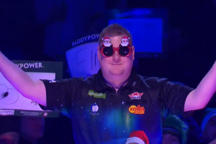 VIDEO: Ricky Evans lights up Ally Pally with Christmas classic ...