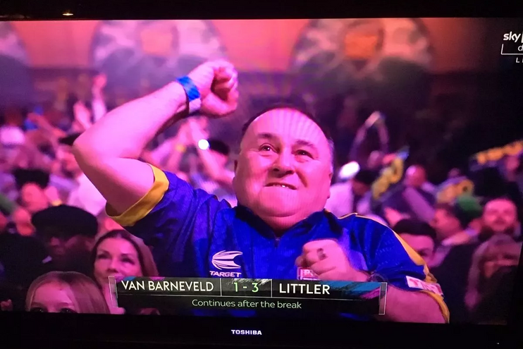 Darts legend Bob Anderson goes viral for "Luke Littler's younger brother cheering him on at the ...