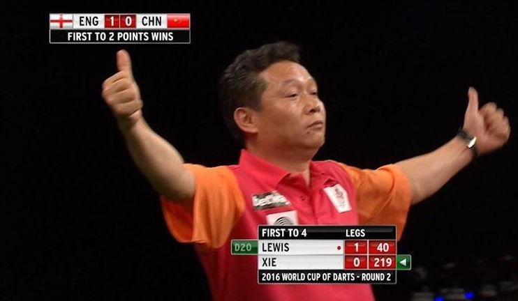 THROWBACK VIDEO: Chinese darter Wenge Xie gaat uit z'n plaat na 171-score op World Cup of Darts ...
