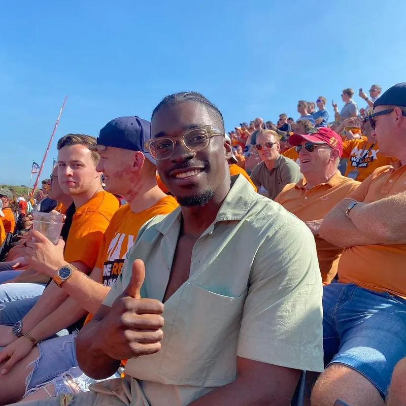 Stagedive van Defano Holwijn’s broertje gaat volledig fout