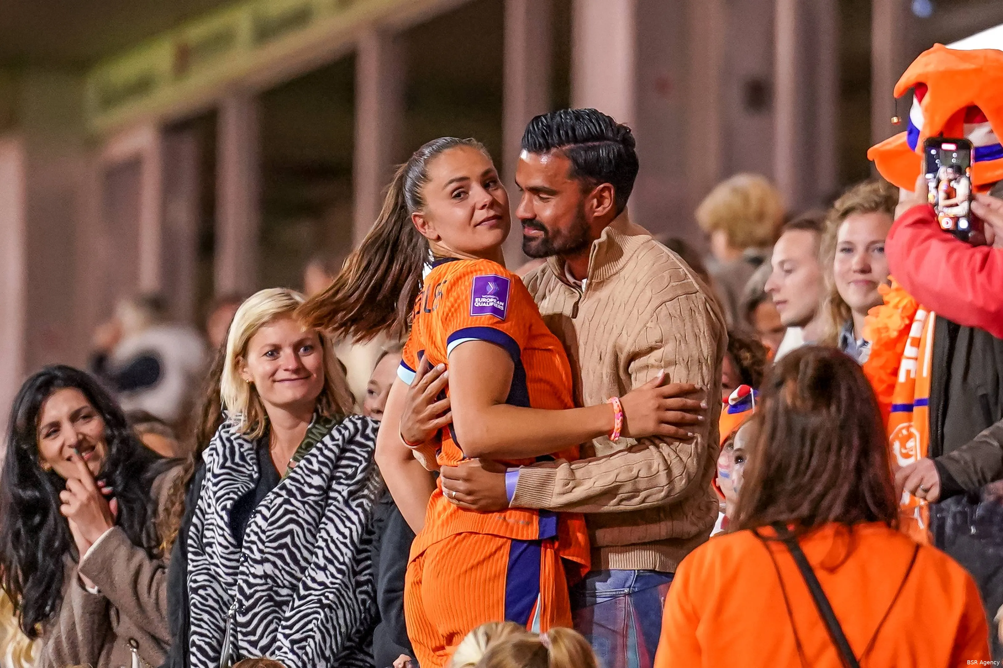 Oud-Ajacied werd betrapt met Lieke Martens: "Op zijn balkon"