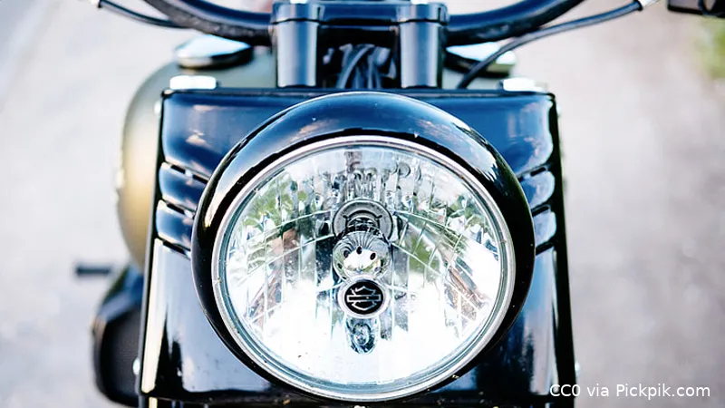 ‘Verlaag eisen motorrijbewijs voor automobilisten’