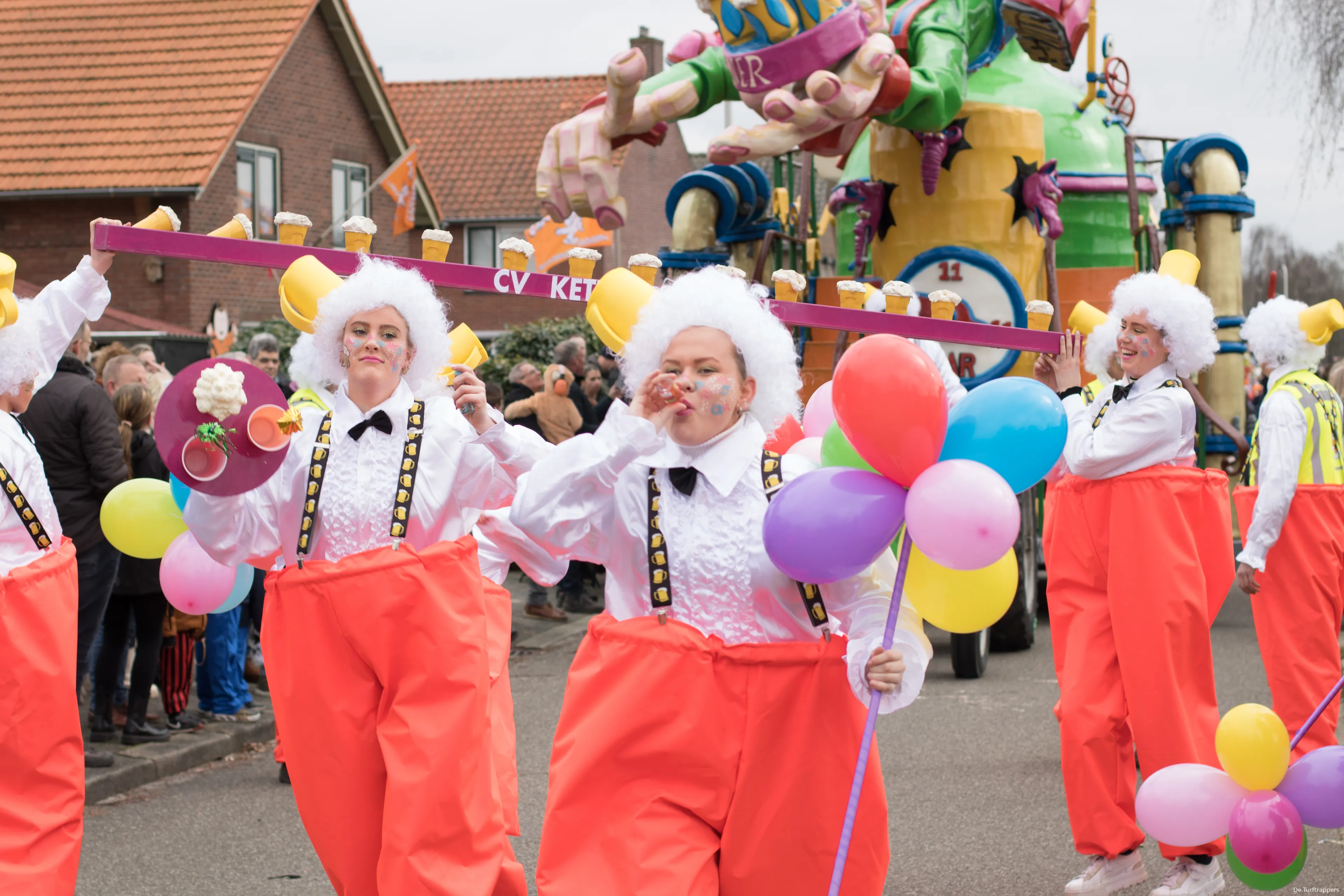 Kroegtijgers grote winnaar van eerste carnavalsoptocht in Twente