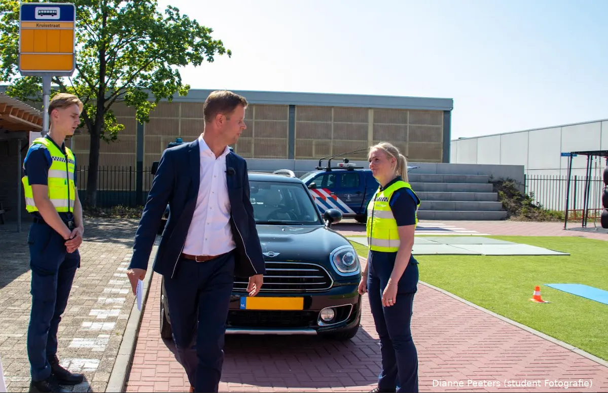 Studenten Veilig & Beschermd slingeren eigen directeur op de bon voor ...