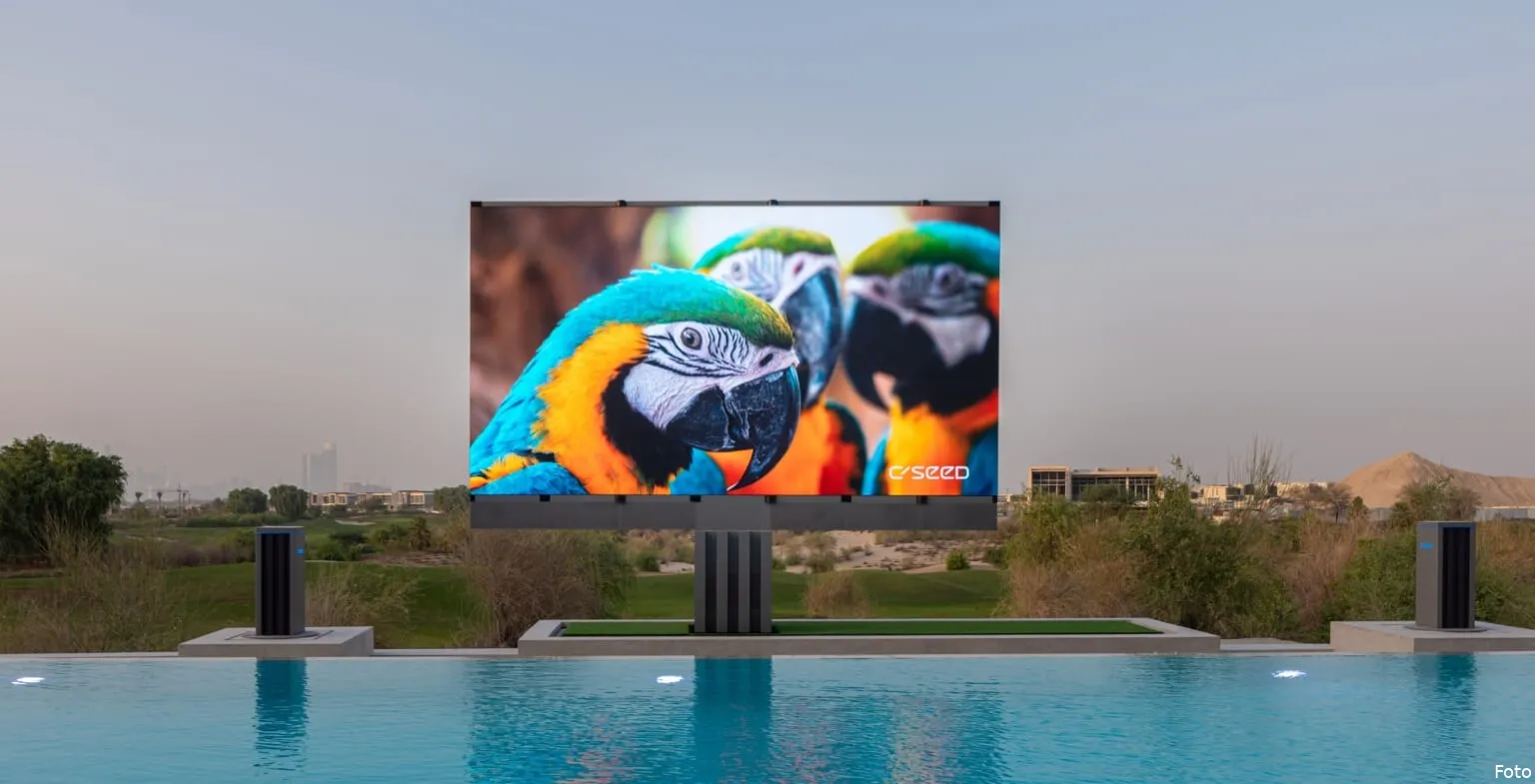 Deze C-SEED 201 HLR is de eerste opvouwbare MicroLED-tv voor buiten