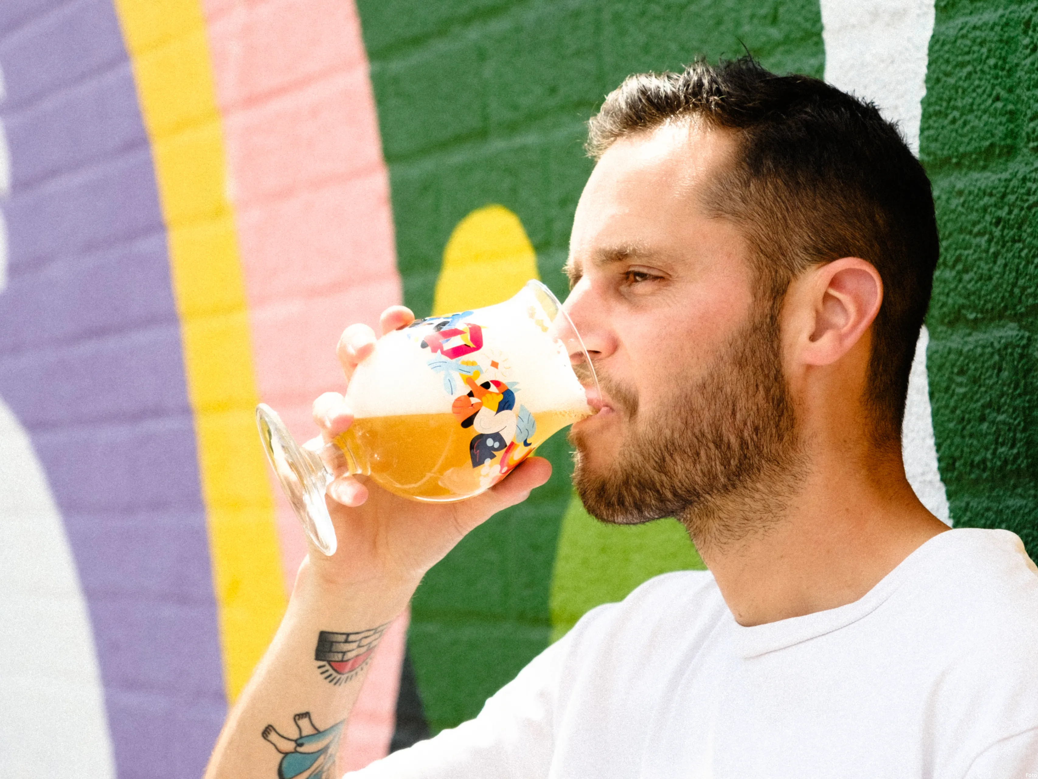 Drink bier uit dit feestelijke Duvel glas ontworpen door illustrator Hedof