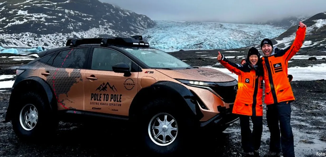 Twee waaghalzen gaan van pool tot pool in een elektrische auto